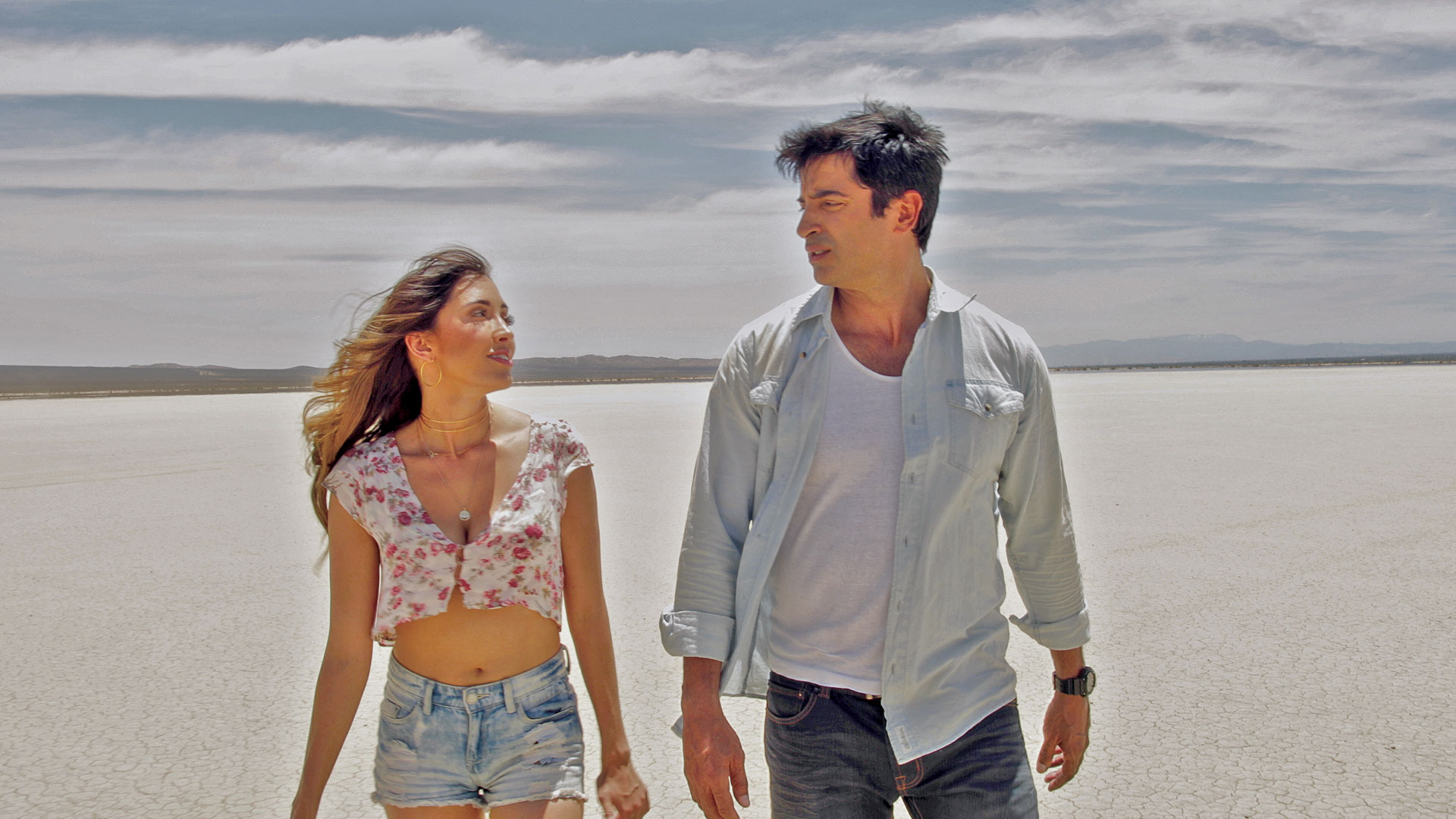 Amor en 266 Millas, starring Fernanda Romero & Eli Cay - HolaHollywood